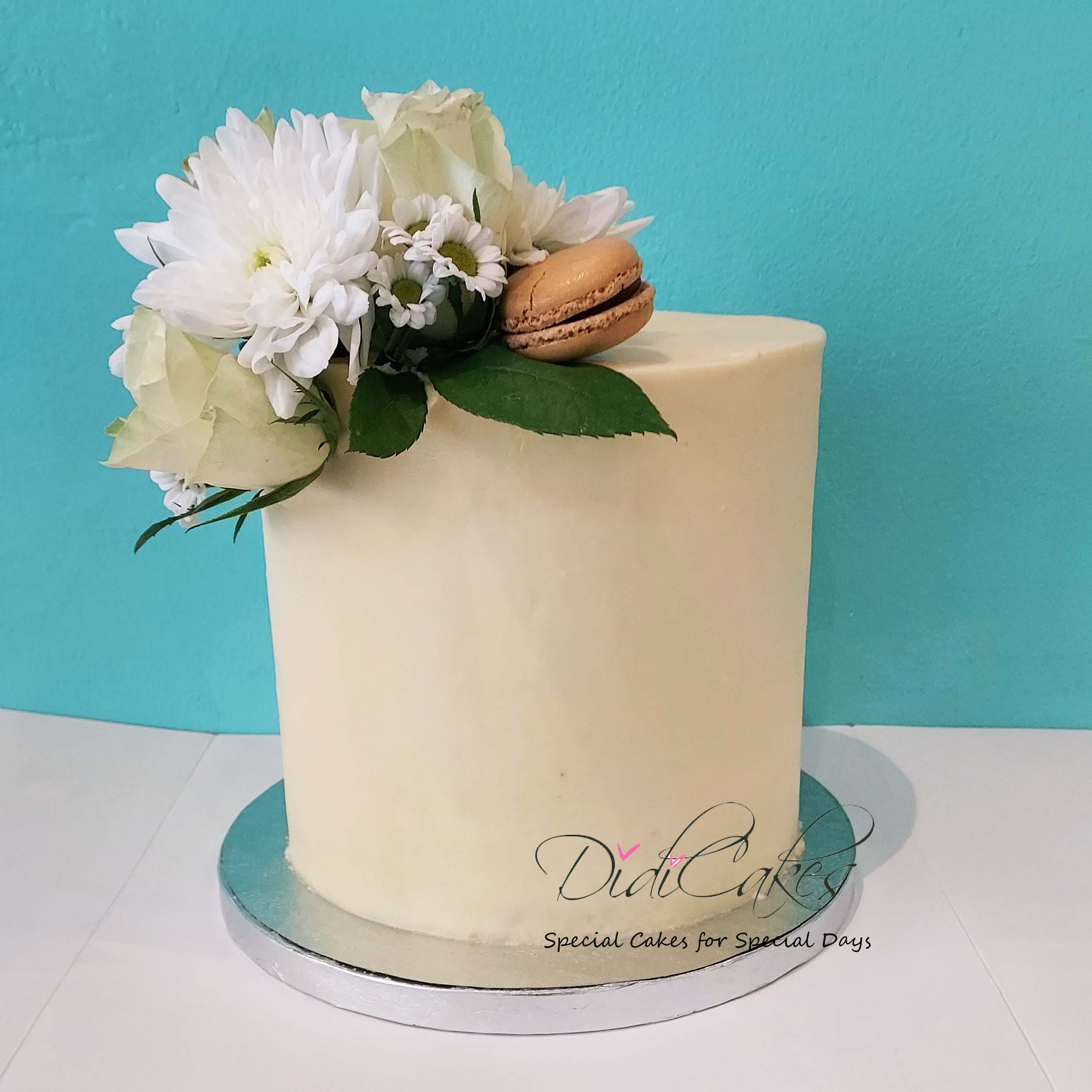 Elegant High Cake with Flowers – Didi Cakes